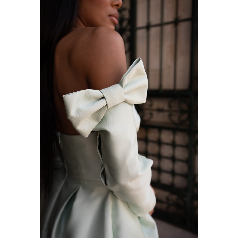 VESTIDO CURTO DECOTE EM B